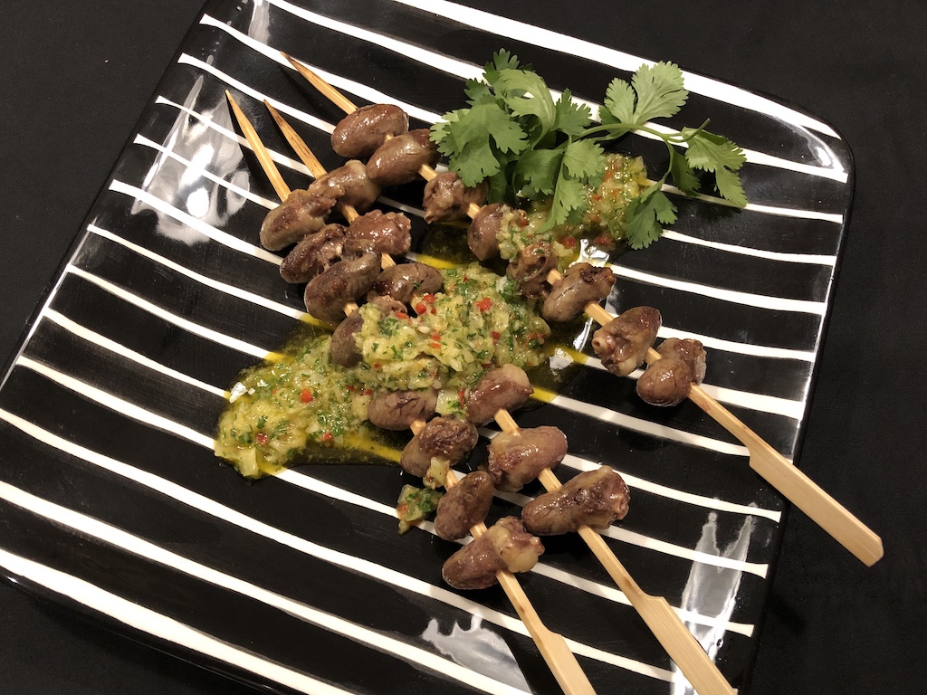 Gegrilde kippenhartjes met koriandersalsa – Onno Kleyn